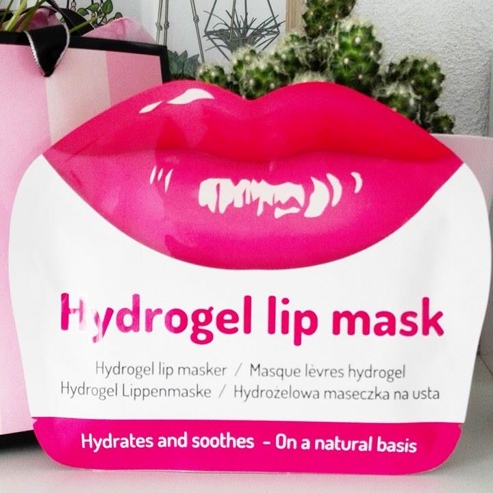HYDROGEL LIP MASK VAN ACTION - A lot like LOT.