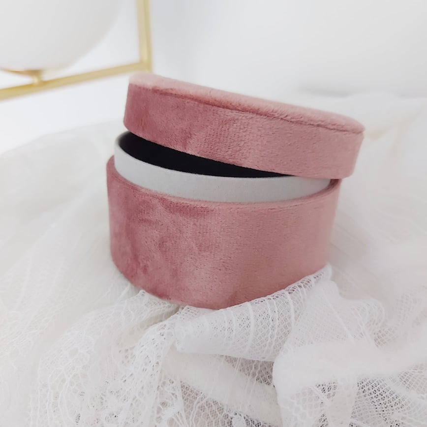 Velvet items voor het interieur van Action | Velvet poef, sierkussen en ...