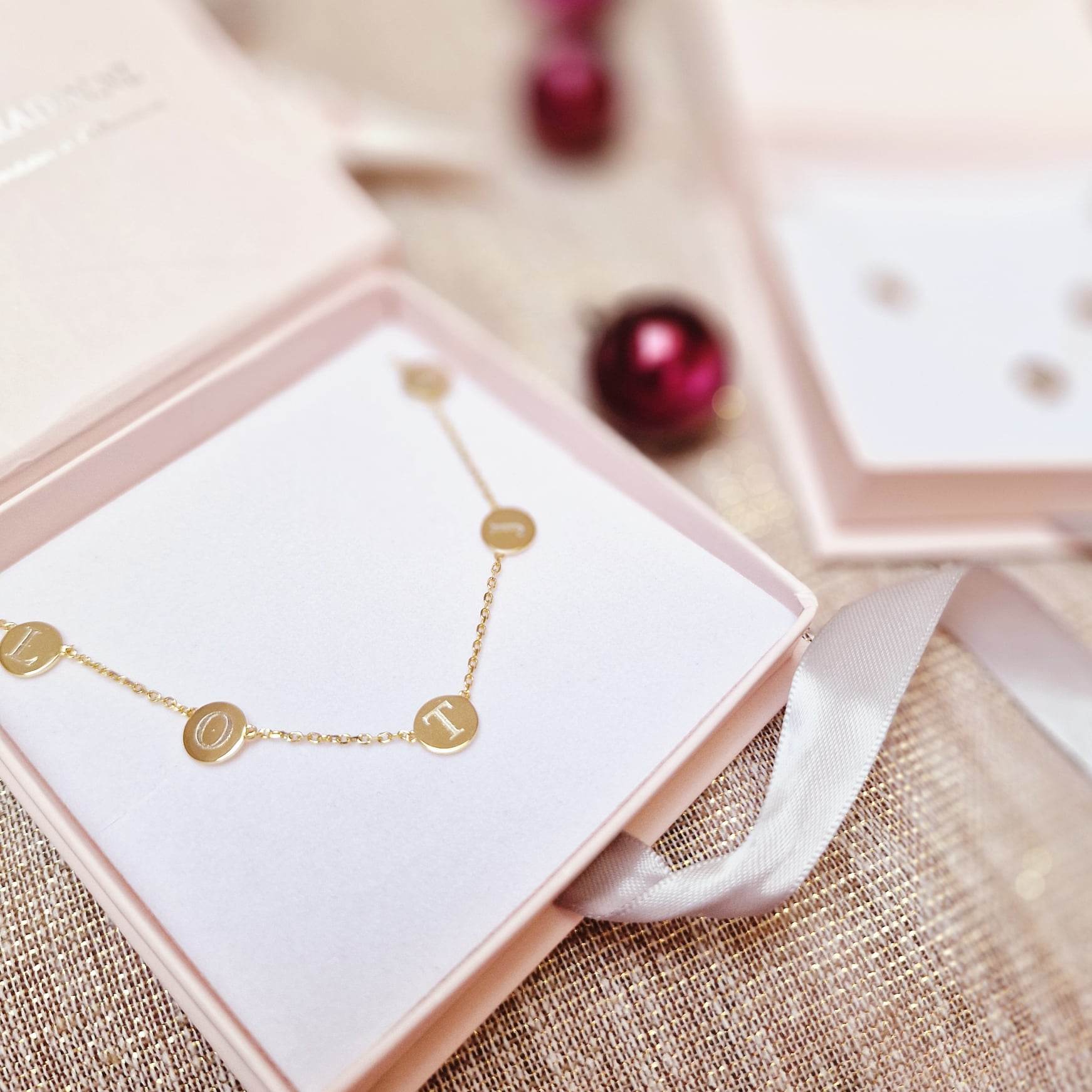 Sieraden met letters: een mooi cadeau voor de vrouwen in je leven